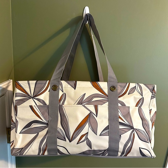thirty-one | Bags | Thirtyone Deluxe Utility Tote All In Neutral Print ...